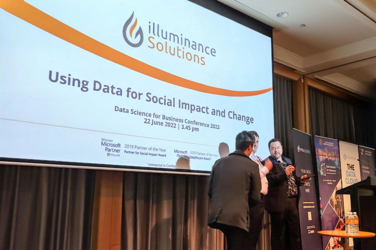 illuminance on stage at data science conference - illuminance Solutions